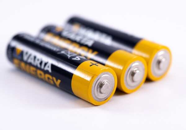 How anode and cathode reactions in dry cell occurs.